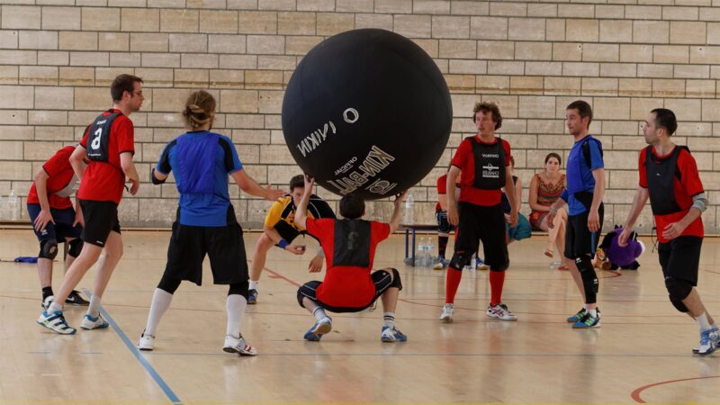 Le Kin-Ball, un Sport de Balle Basé sur la Coopération et L'entraide